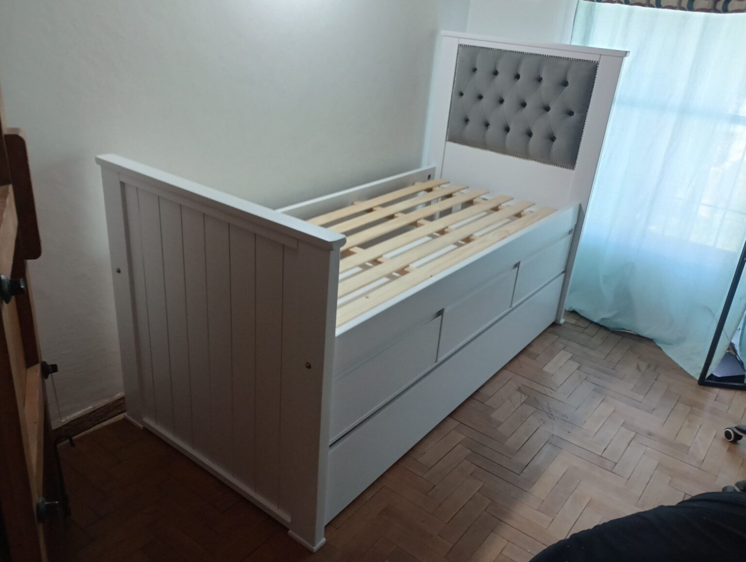 CAMA CON CAPITONE + MODULO DE 3 CAJONES + CARRO CAMA FIJO – MBR Muebles